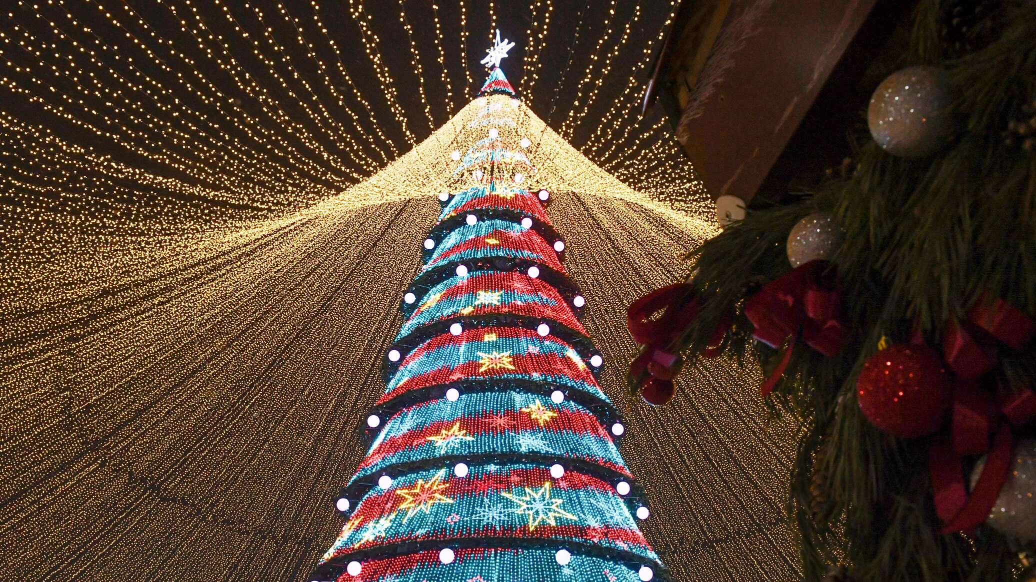 Rossiyada 465 dona mashina Yangi yil archasi yasaldi - video