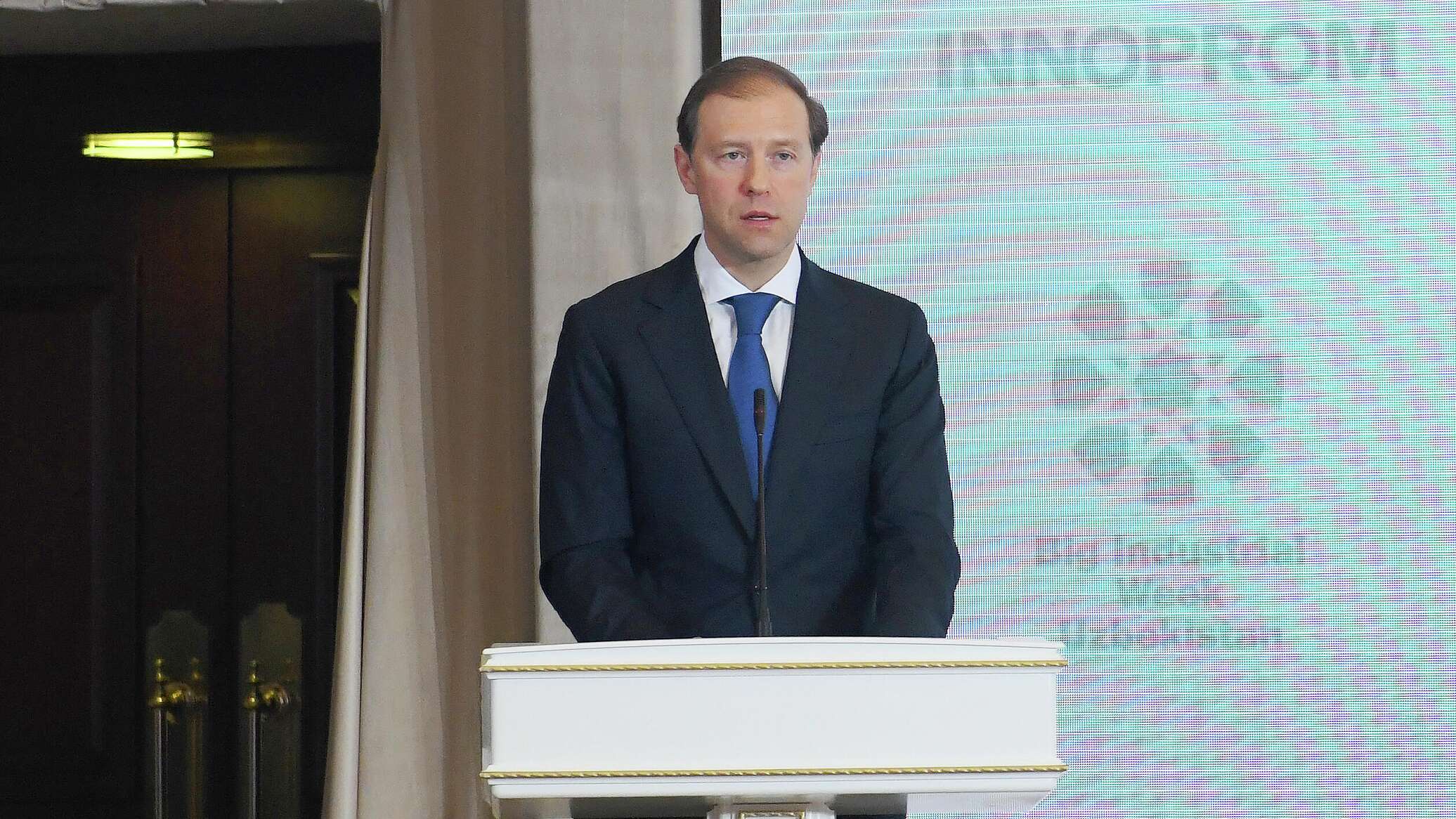 Шавкат Мирзиёев наградил Дениса Мантурова орденом "Дўстлик"