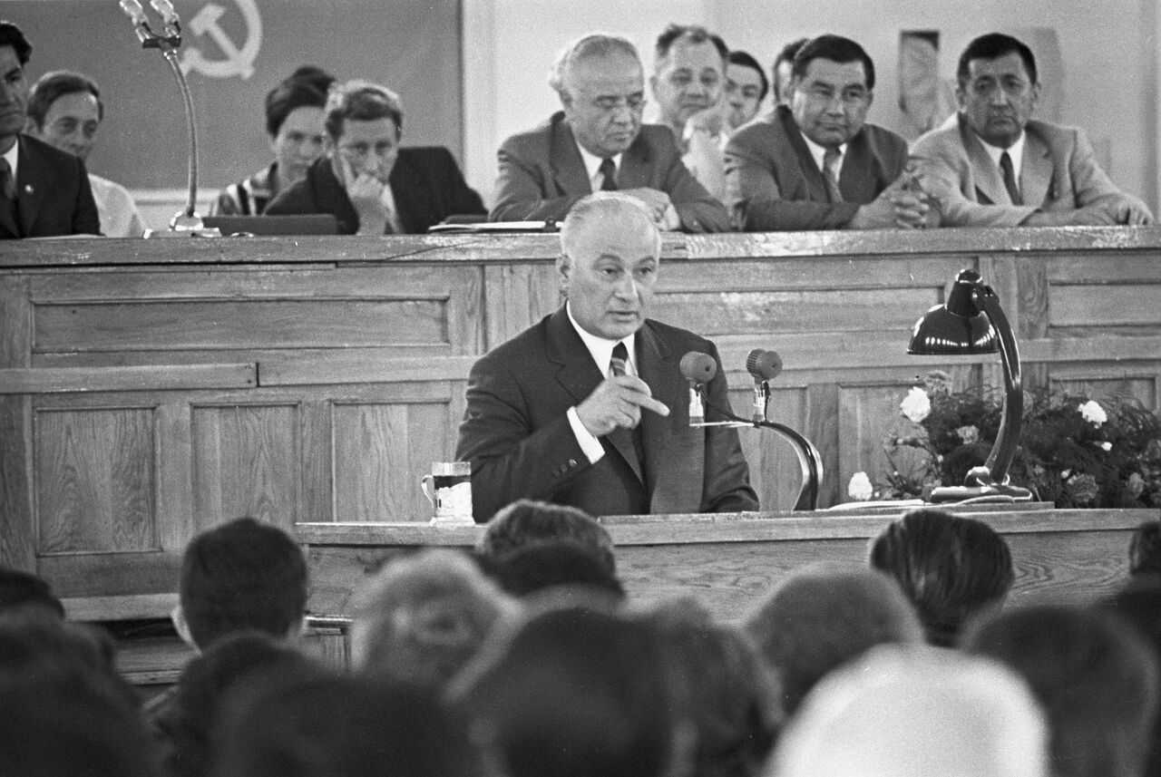 Sharof Rashidov hayoti va ijodi